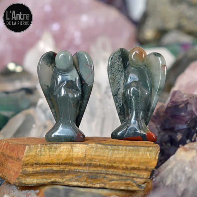 Grande Statuette d'Ange en Jaspe Sanguin ou Héliotrope du Brésil de ...